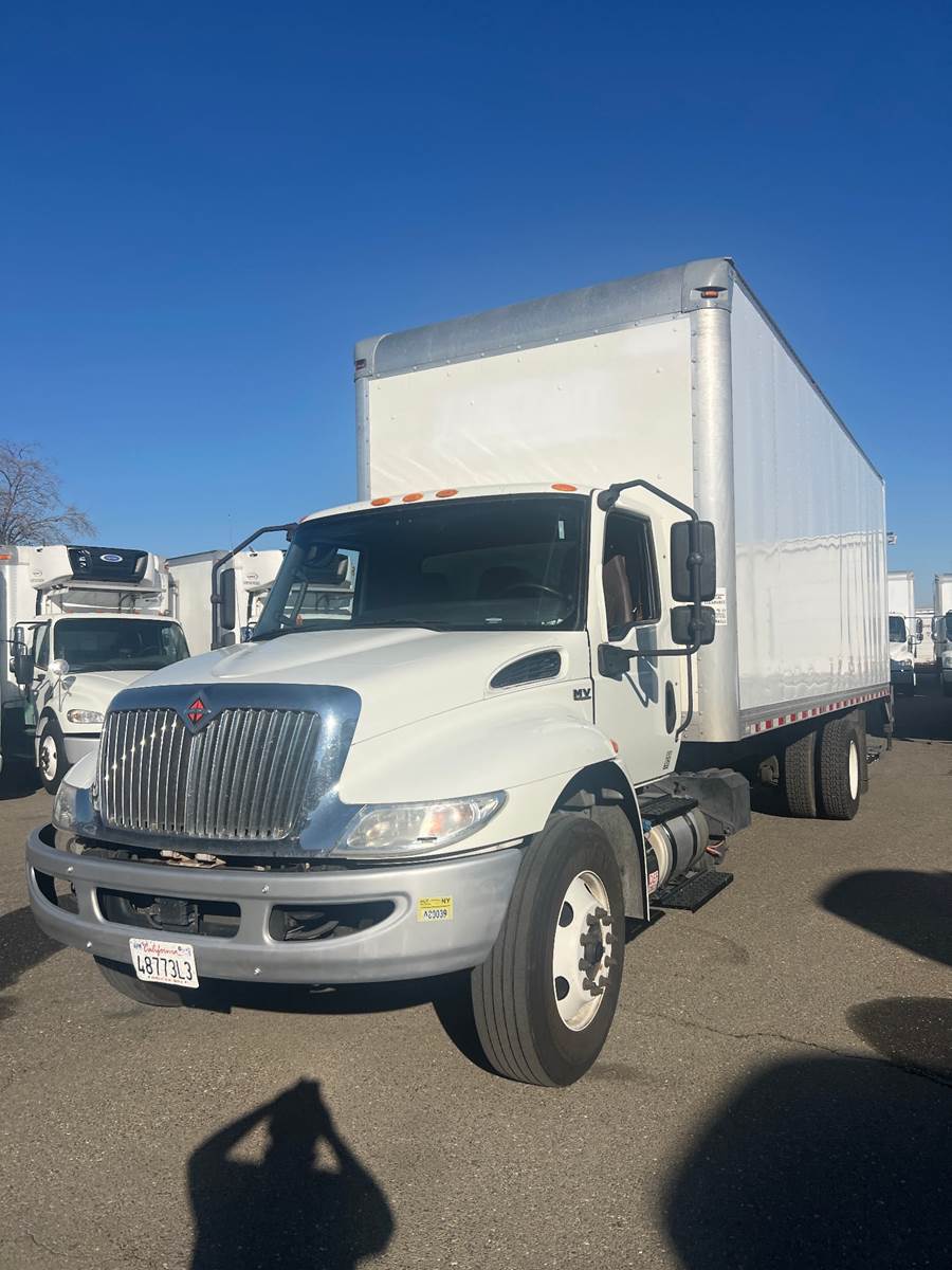 2020 International 26 Ft Box Truck