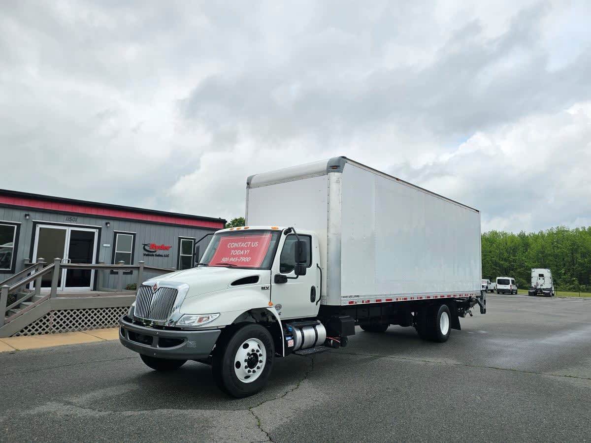 2020 International 26 Ft Box Truck
