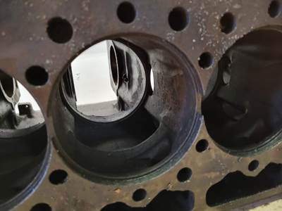 International DT466 Engine Block / Cylinder Block for a 2000 ...