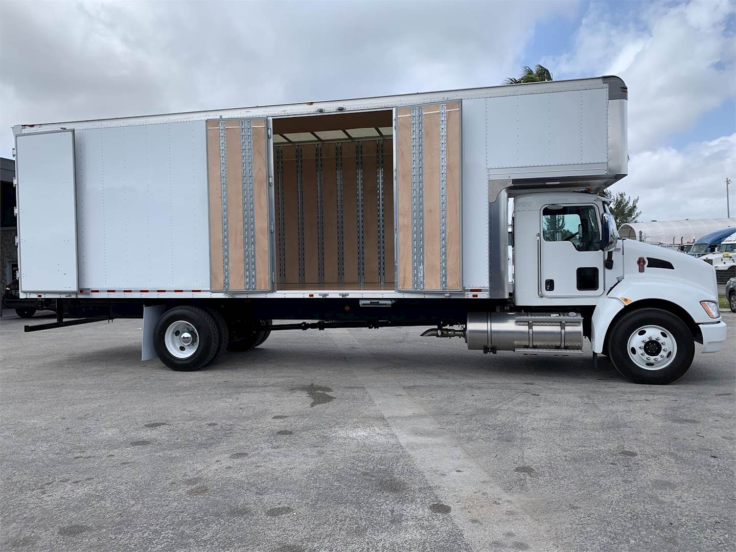 2022 Kenworth T270 28 ft Box Truck - 250HP, 6 Speed Automatic, Roll up ...