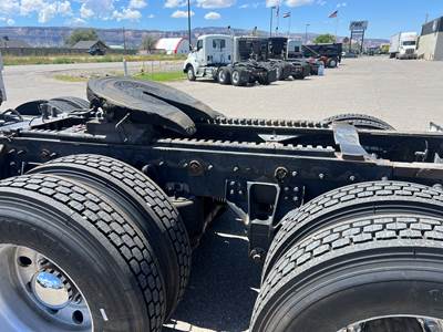 2020 Kenworth T800 Triaxle Axle Sleeper Semi Truck - 62" Flat Top Sleeper, Cummins 565HP, 18 ...