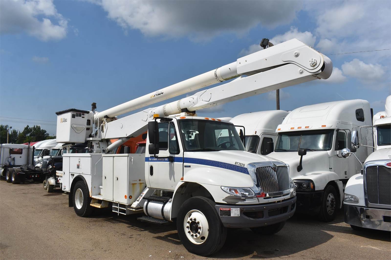 International DuraStar 4300 55 ft Boom / Bucket Truck - 2009 ALTEC AA755L Aerial Lift, Automatic ...