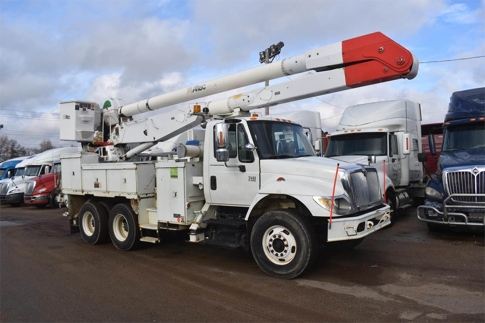 International WorkStar 7400 55 ft Boom / Bucket Truck - 2006 ALTEC AA755L Aerial Lift, Automatic ...