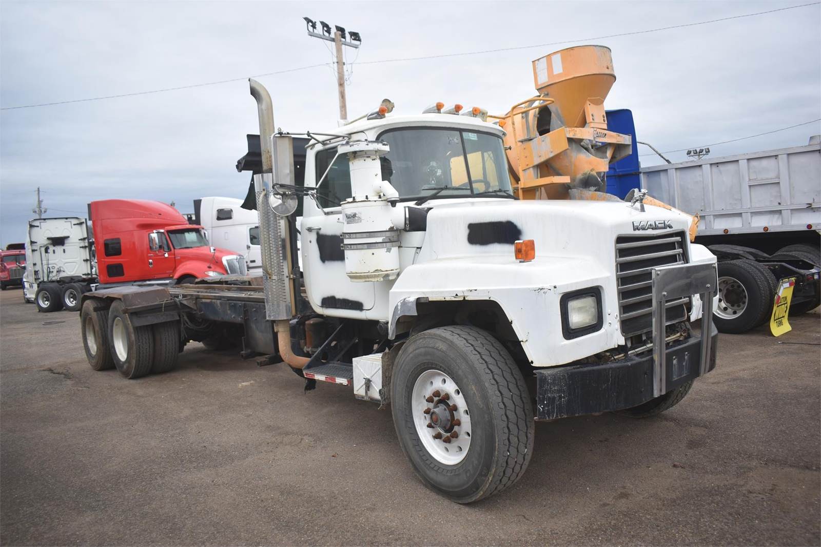 2002 Mack RD688S Tandem Axle Cab & Chassis Truck - E7, 370HP, 8Ll ...