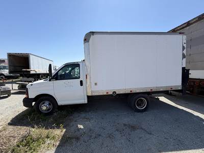 2011 Chevrolet Express 3500 12 ft Box Truck - Automatic, Roll up Door ...