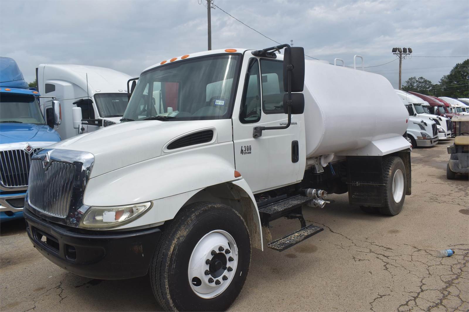 2003 International DuraStar 4300 2500 Gallon Water Truck - DT466 220HP ...