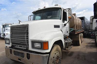 2008 Mack Pinnacle CHU613 3200 Gallon Water Truck - MP8 435HP, 10 Speed ...