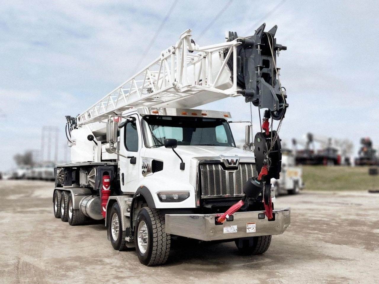 2024 Western Star 49X 50-Ton Crane Truck - 2023 LOAD KING STINGER 50 ...