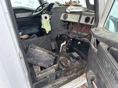 2013 Caterpillar CT660 Cab Assembly for a CAT CT660 For Sale | Des ...