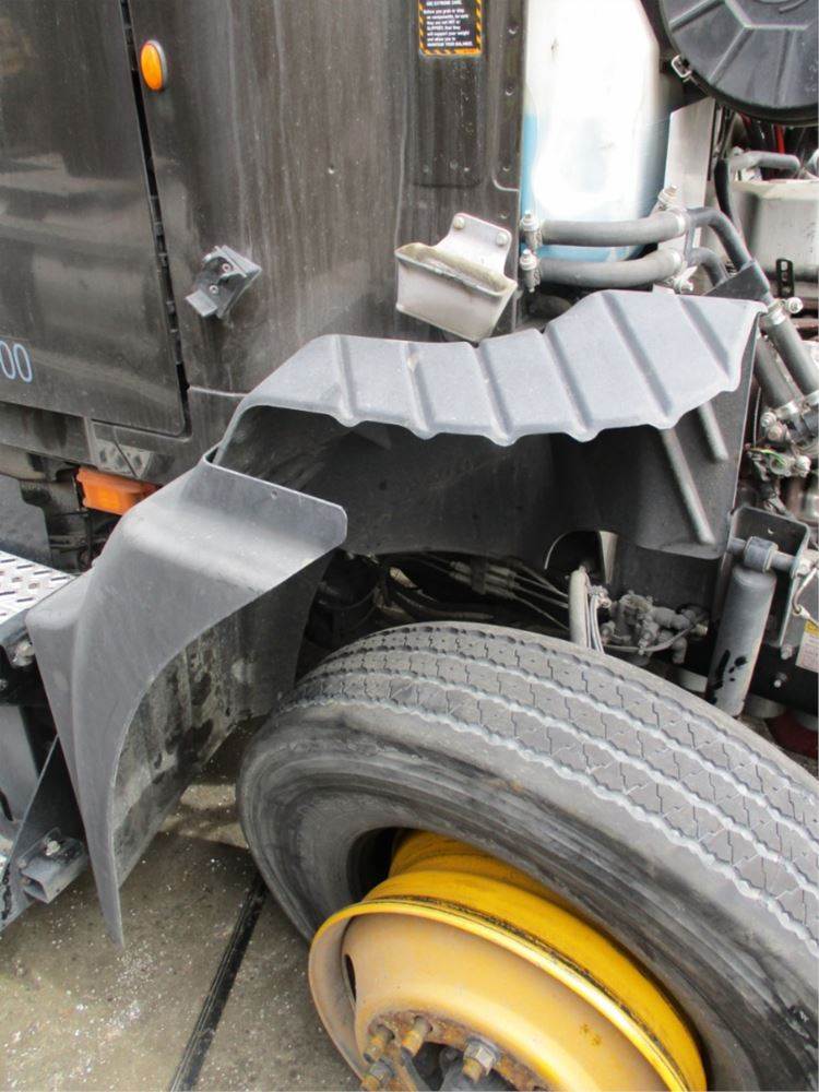 Mack Pinnacle CXU612 Right Fender Extension for a 2011 Mack CXU612 For ...