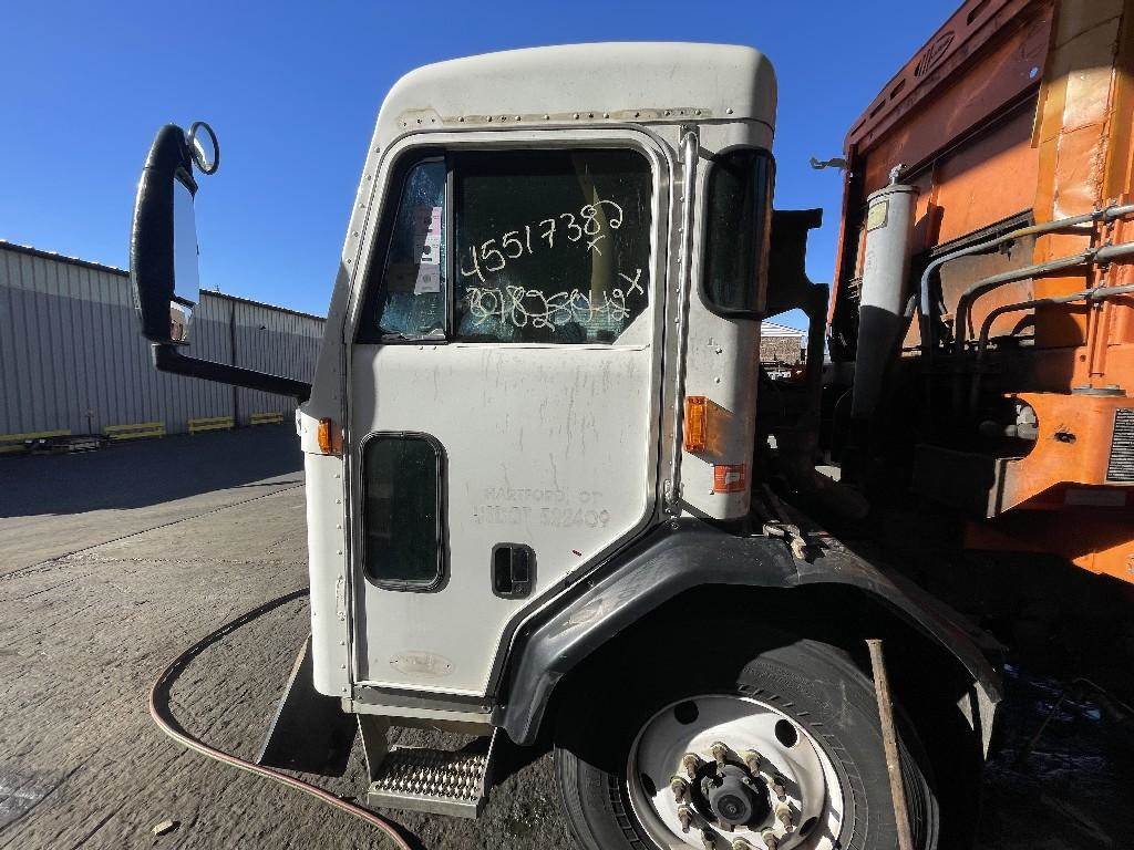 2015 Peterbilt 320 Front Door Assembly For Sale | Enfield, CT | 14944 ...