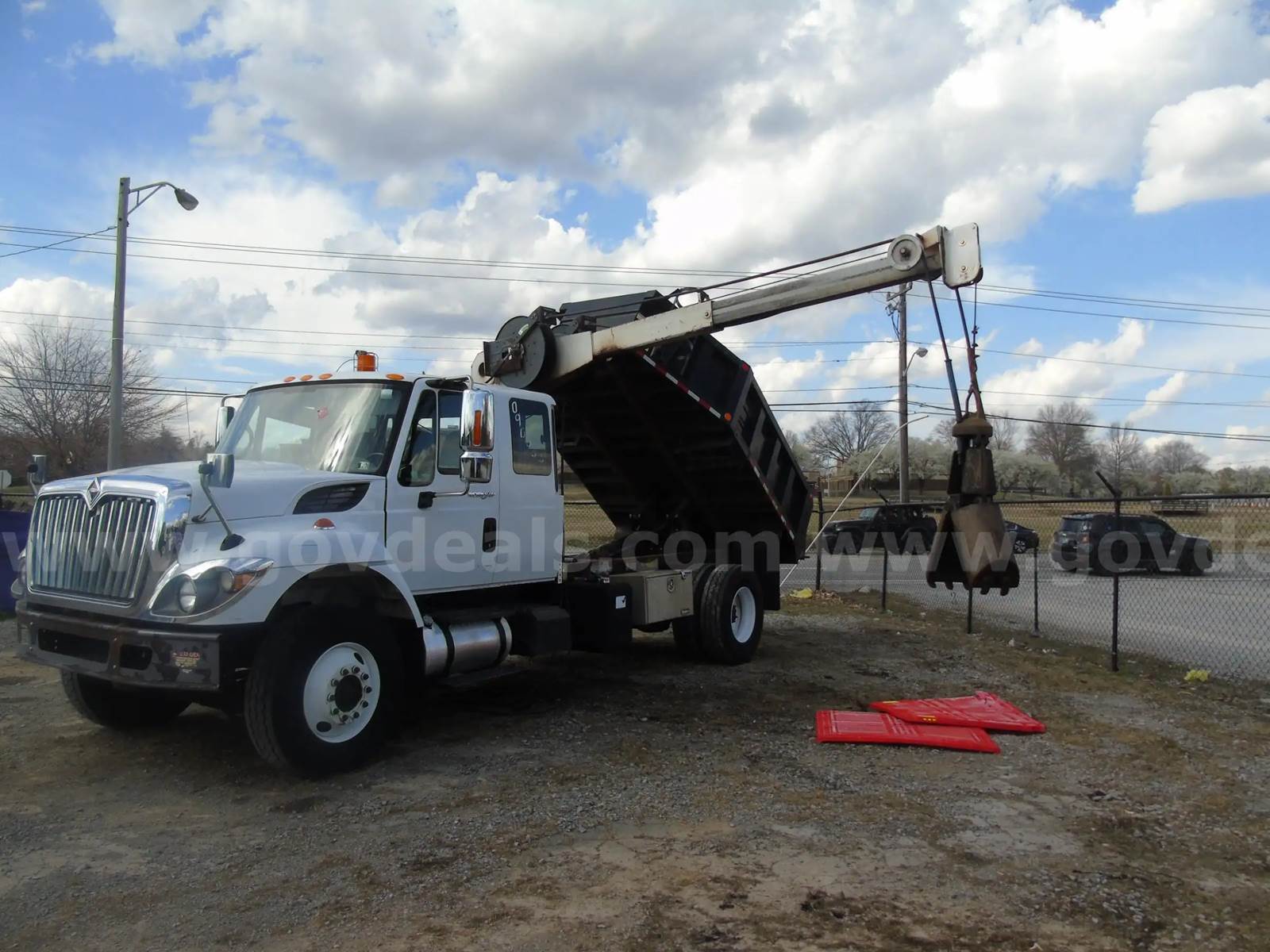 2009 International 7400 EXTENDED CAB SINGLE AXLE DUMPTRUCK WITH CRANE ...
