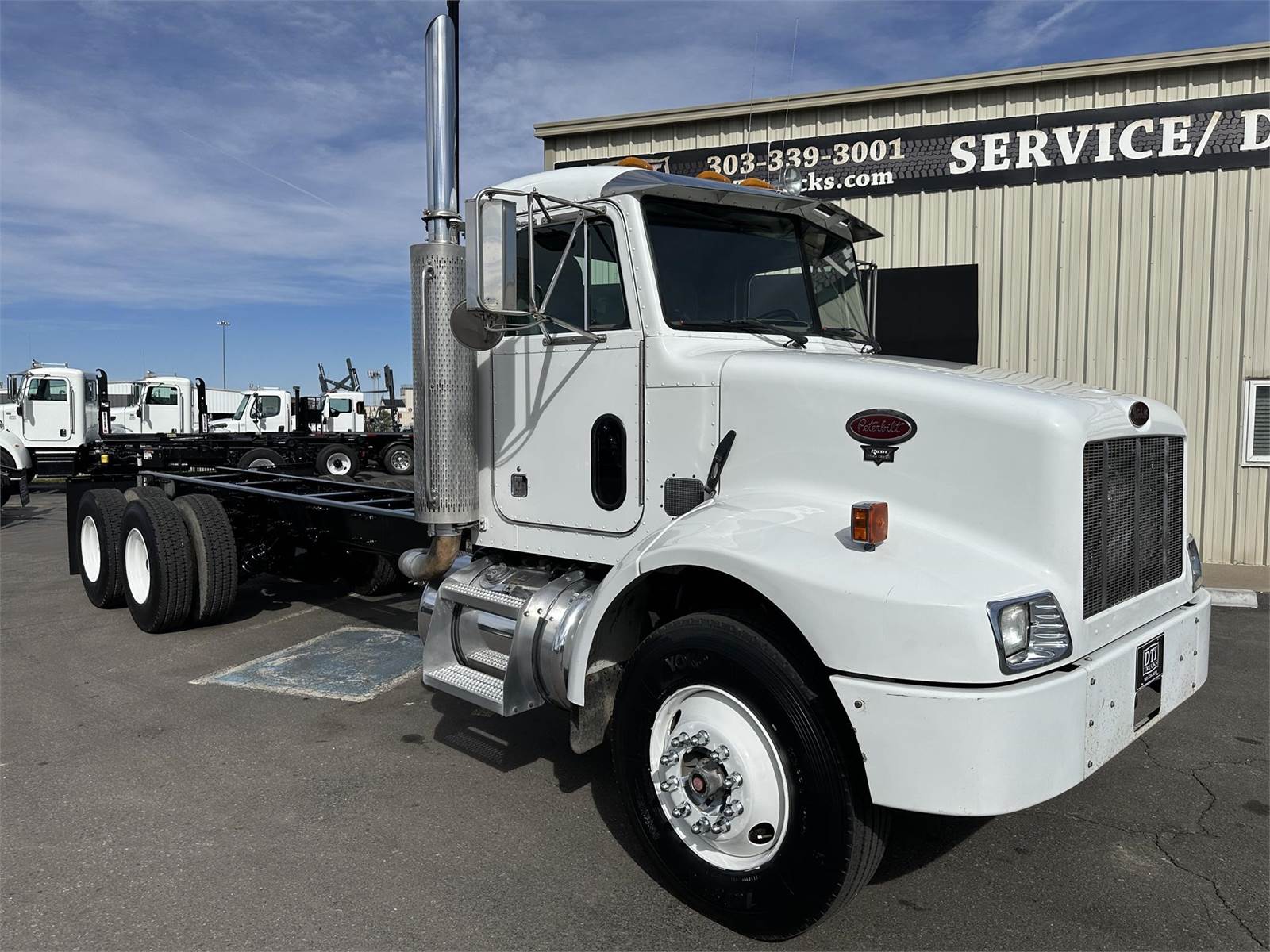 2002 Peterbilt 330 Tandem Axle Cab & Chassis Truck - Caterpillar, 300HP ...