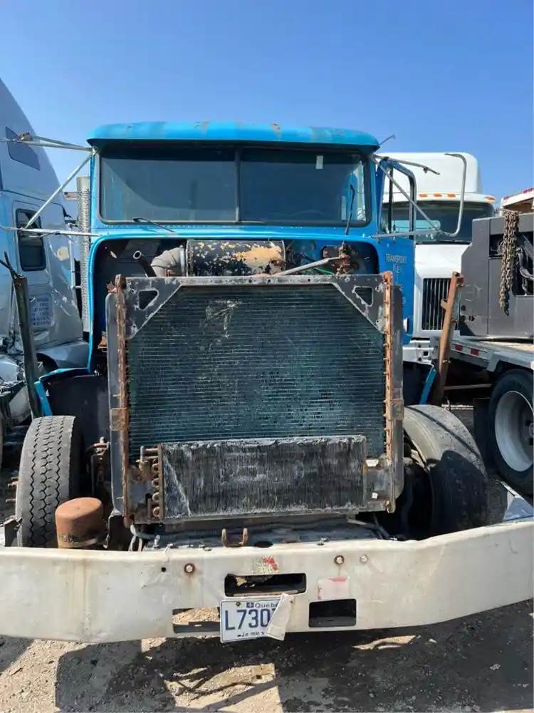 2001 Freightliner FLD120 Salvage Truck For Sale | Montréal, QC, Canada ...