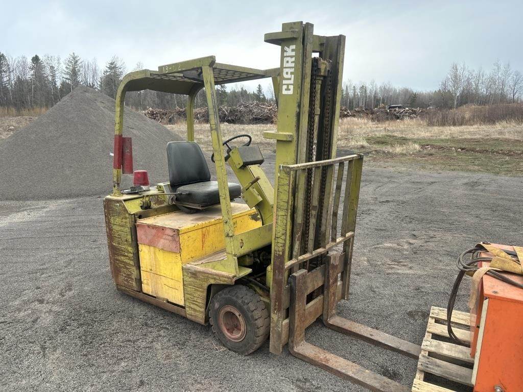 Clark TW40B Pneumatic Tire Forklift For Sale, 4,175 Hours | Merrill, WI ...