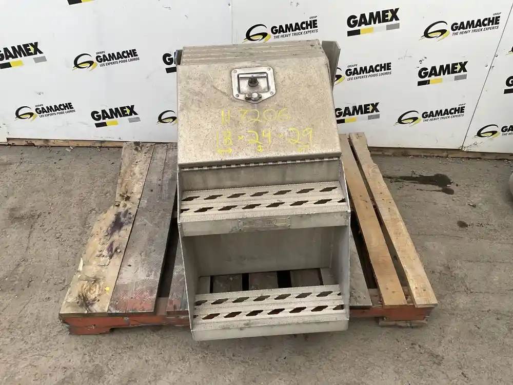 2017 Peterbilt 579 Battery Box For Sale | Île-Aux-Noix, QC, Canada | GX ...