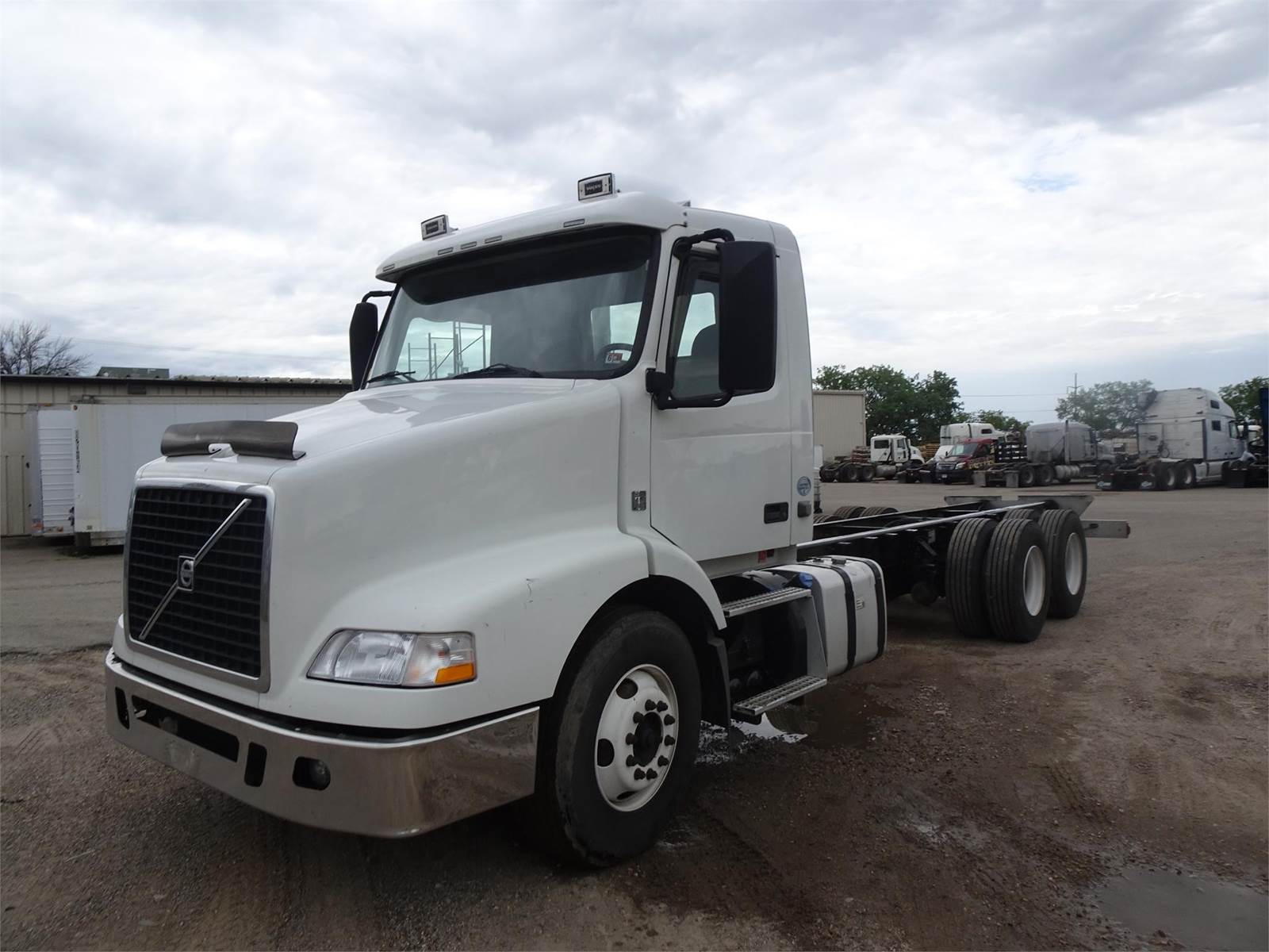 2013 Volvo VNM64200 Tandem Axle Cab & Chassis Truck - D11, 355HP, 12 ...