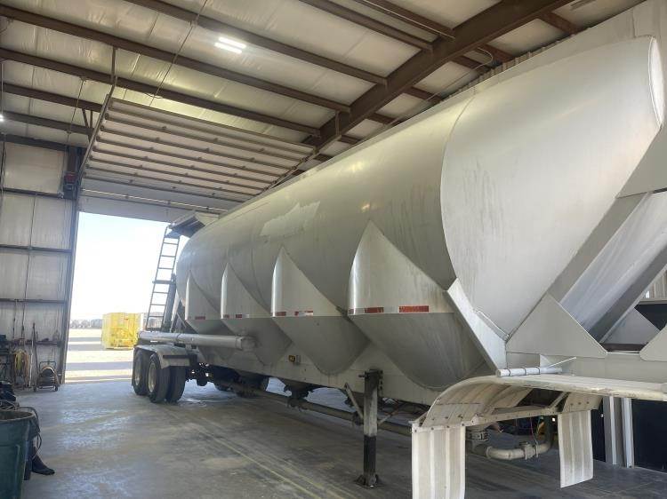 1991 J & L U2304 2000 CUFT PNEUMATIC TRAILER Dry Bulk / Pneumatic Tank ...