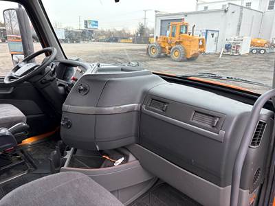 2019 Volvo VNR Day Cab Tandem Axle Truck - Hauler, Automatic, Dual fuel ...